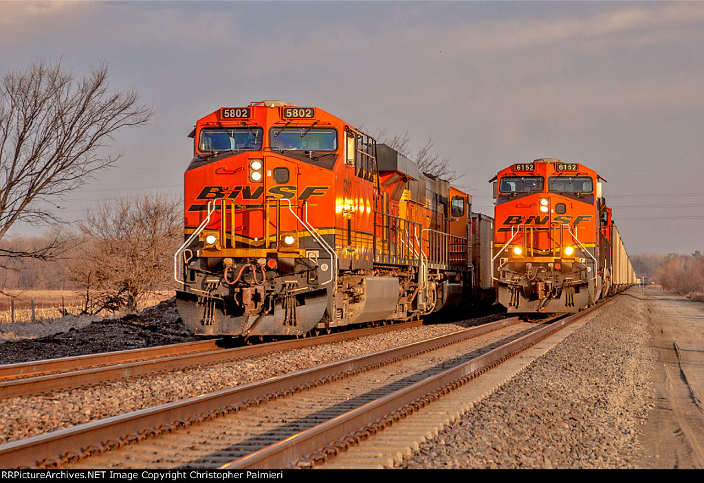 BNSF 5802 and BNSF 6152